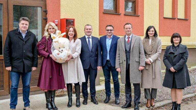 Nikša Oršuš prva beba rođena u 2025. godini u Varaždinskoj županiji ...